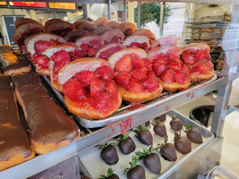 These 13 classic California donut shops have been winning over locals ...